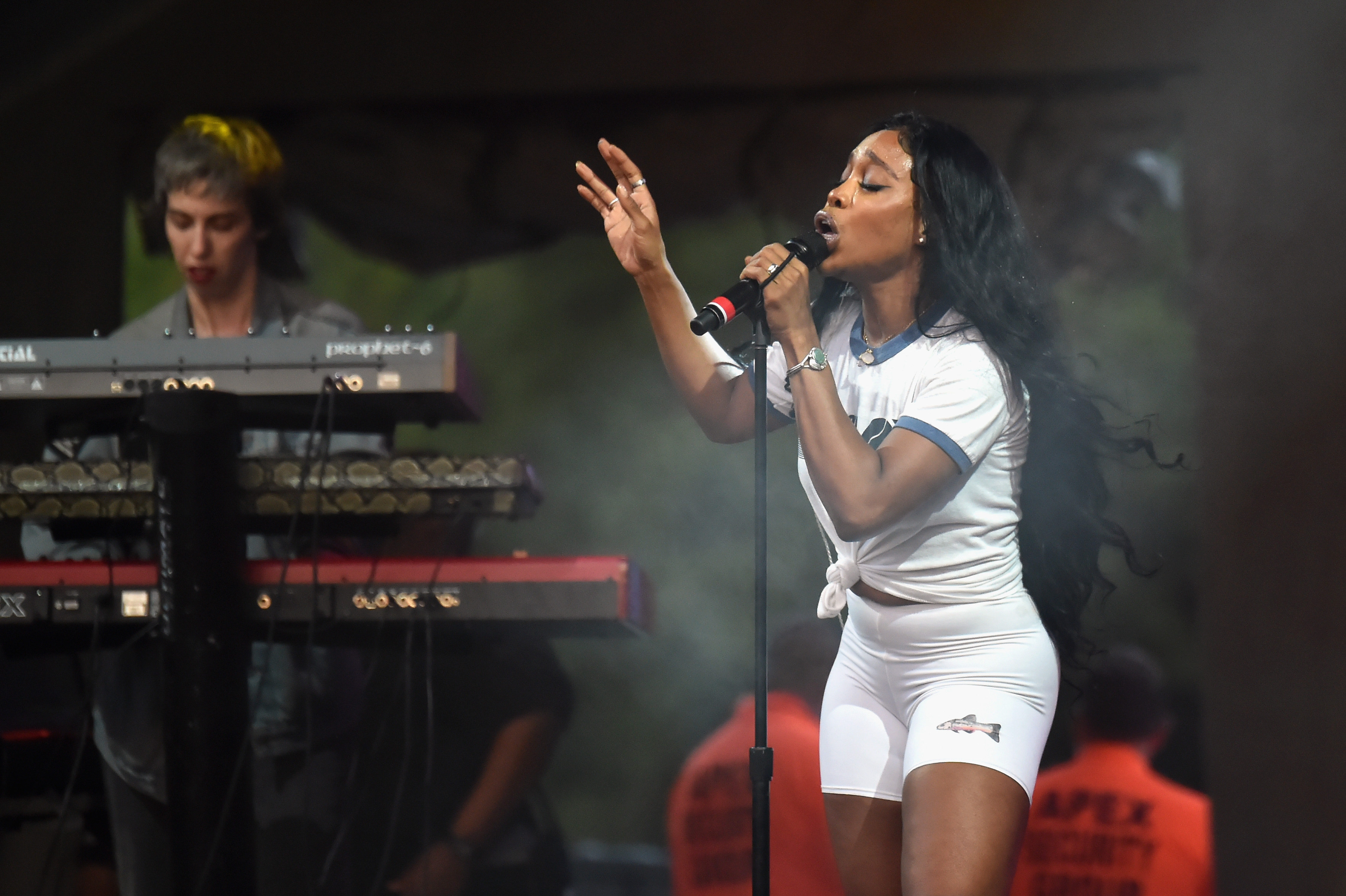 SZA Tweets Out That Her Vocal Cords Are Fine & Hit The Stage | The ...