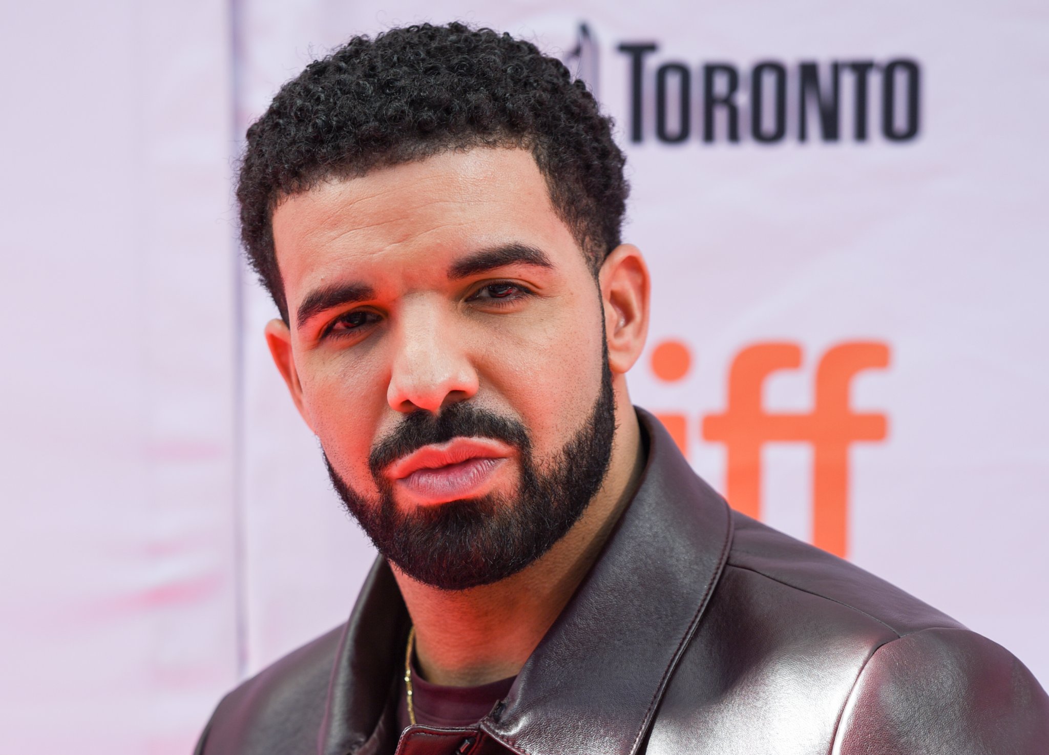 Drake Shows Off Muscles While Recovering From Knee Surgery