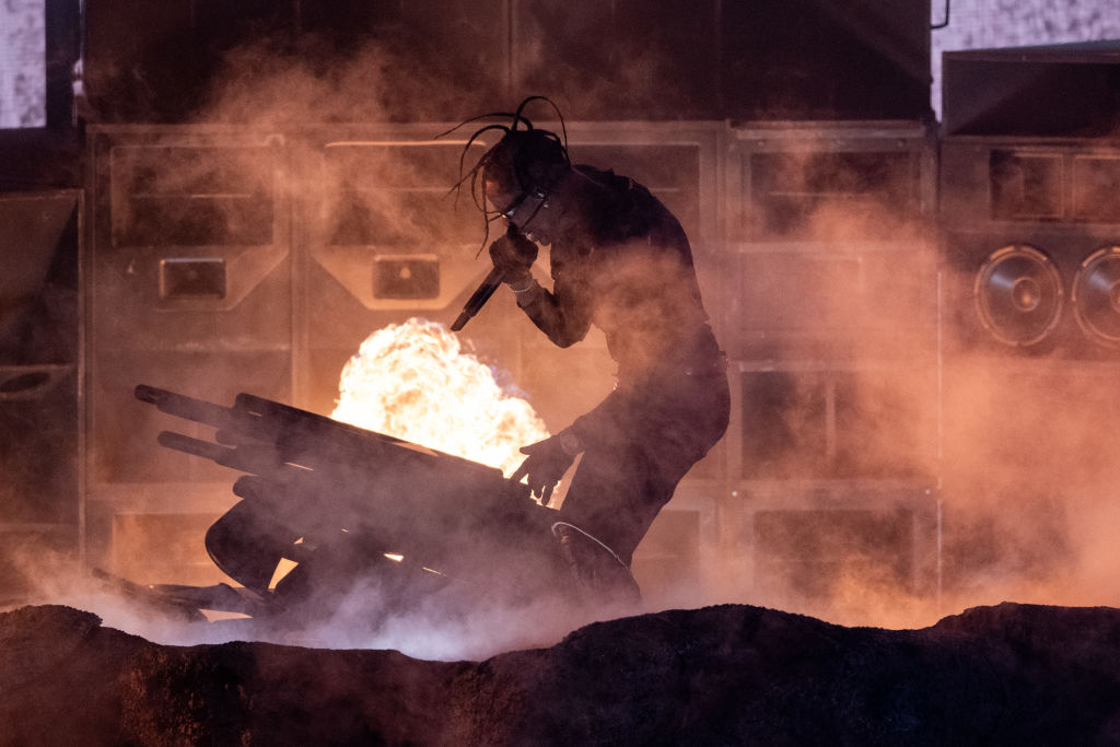 Travis Scott Shocked Dropped His Sneakers During The Grammys